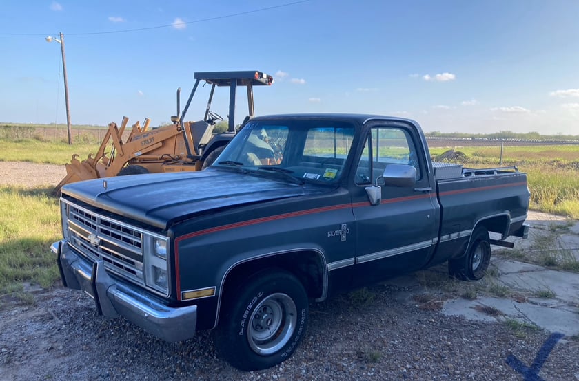 samuel's 1987 Chevrolet R10 - Holley My Garage