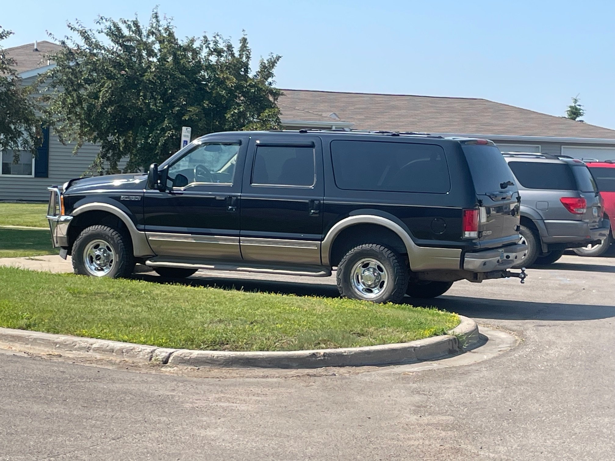 Scott's 2001 Ford Excursion - Holley My Garage